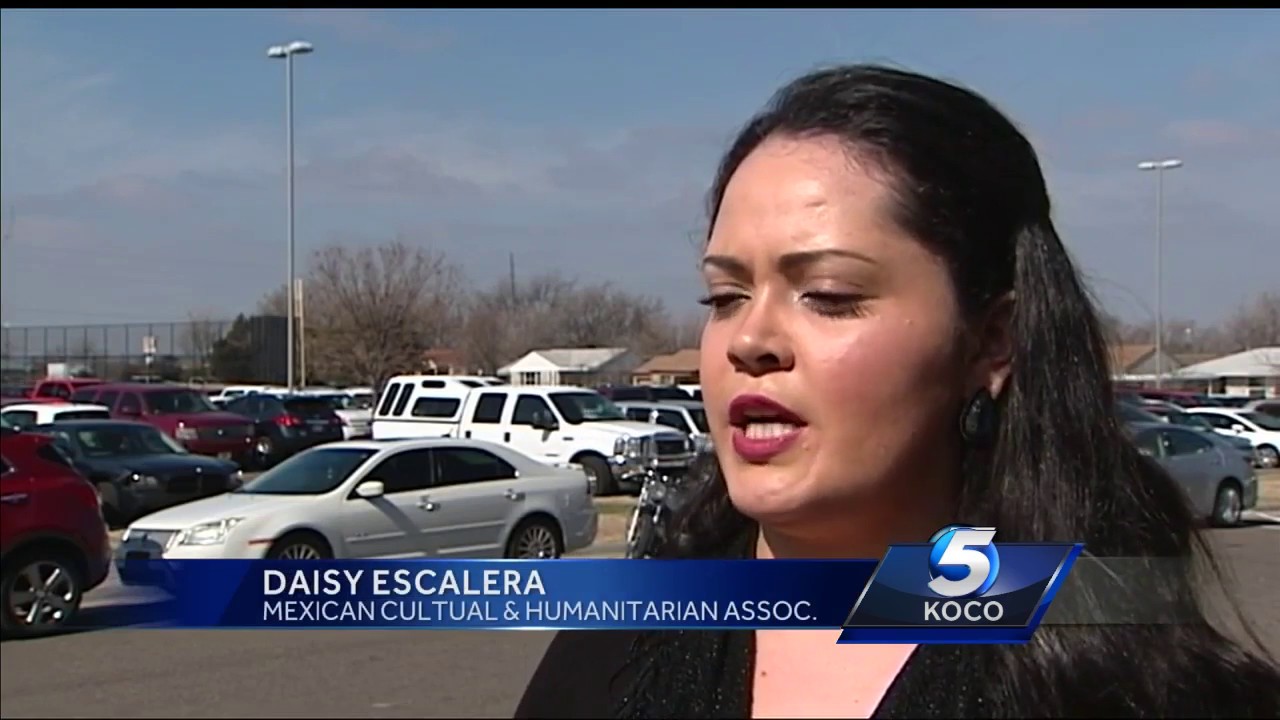 Community gathers at town hall meeting to ease fears of deportation ...