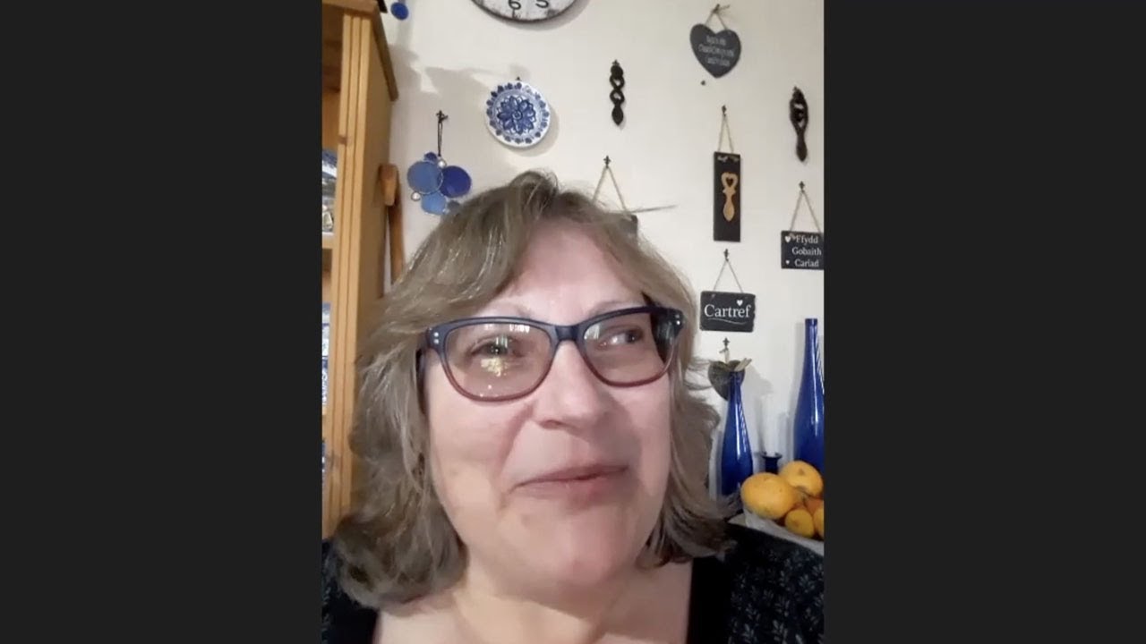 Delyth James Atgofion o dyfu lan ar fferm ochre Cwm Gwaun - YouTube