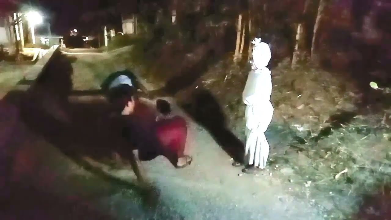 PRANK POCONG PALING HOROR TER JEBAK DIBAWA POHON FUNNY GHOST - YouTube