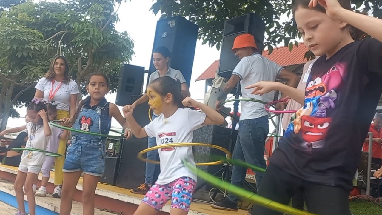 El baile del Hula Hula puso a prueba a los niños y adultos. Fiesta Día ...