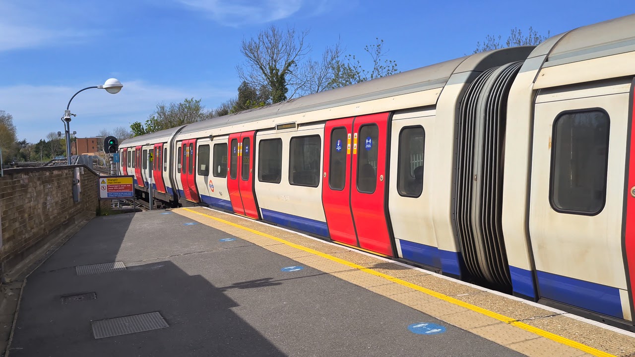 Metropolitan Line S8 Stock 21069 Departing Pinner - YouTube