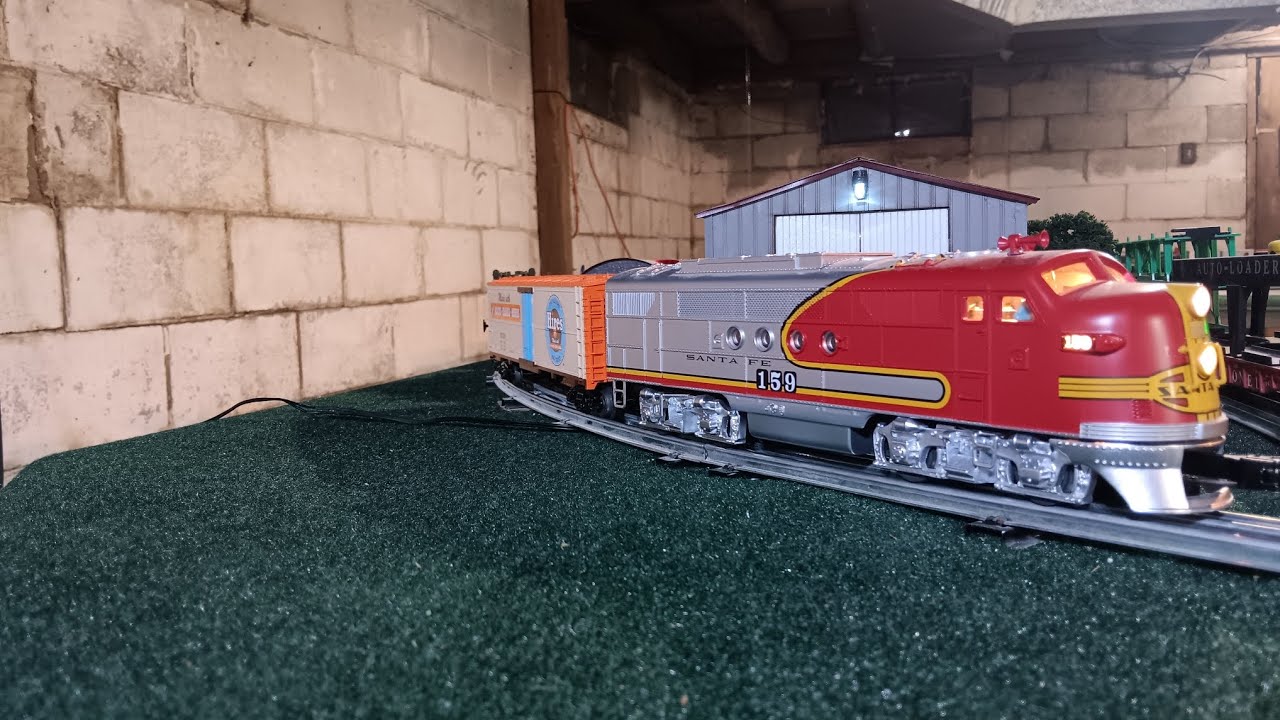 Lionel 159 "Santa Fe Super Chief" hauls massive mixed freight load ...
