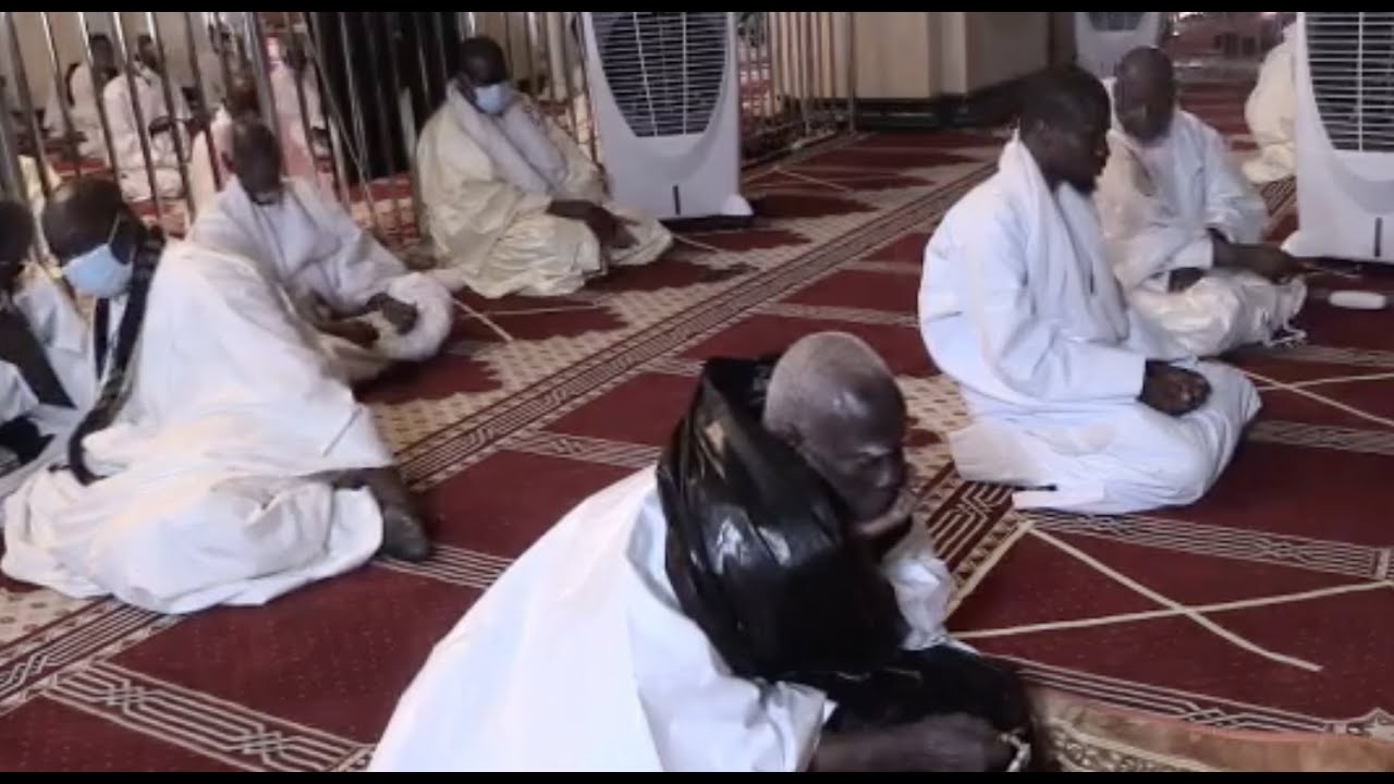 Prière du Vendredi a la Grande Mosquée de Touba - YouTube