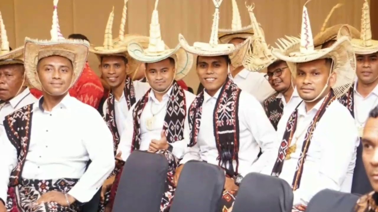 PAKAIAN ADAT ROTE DARI PN OELAMASI - YouTube