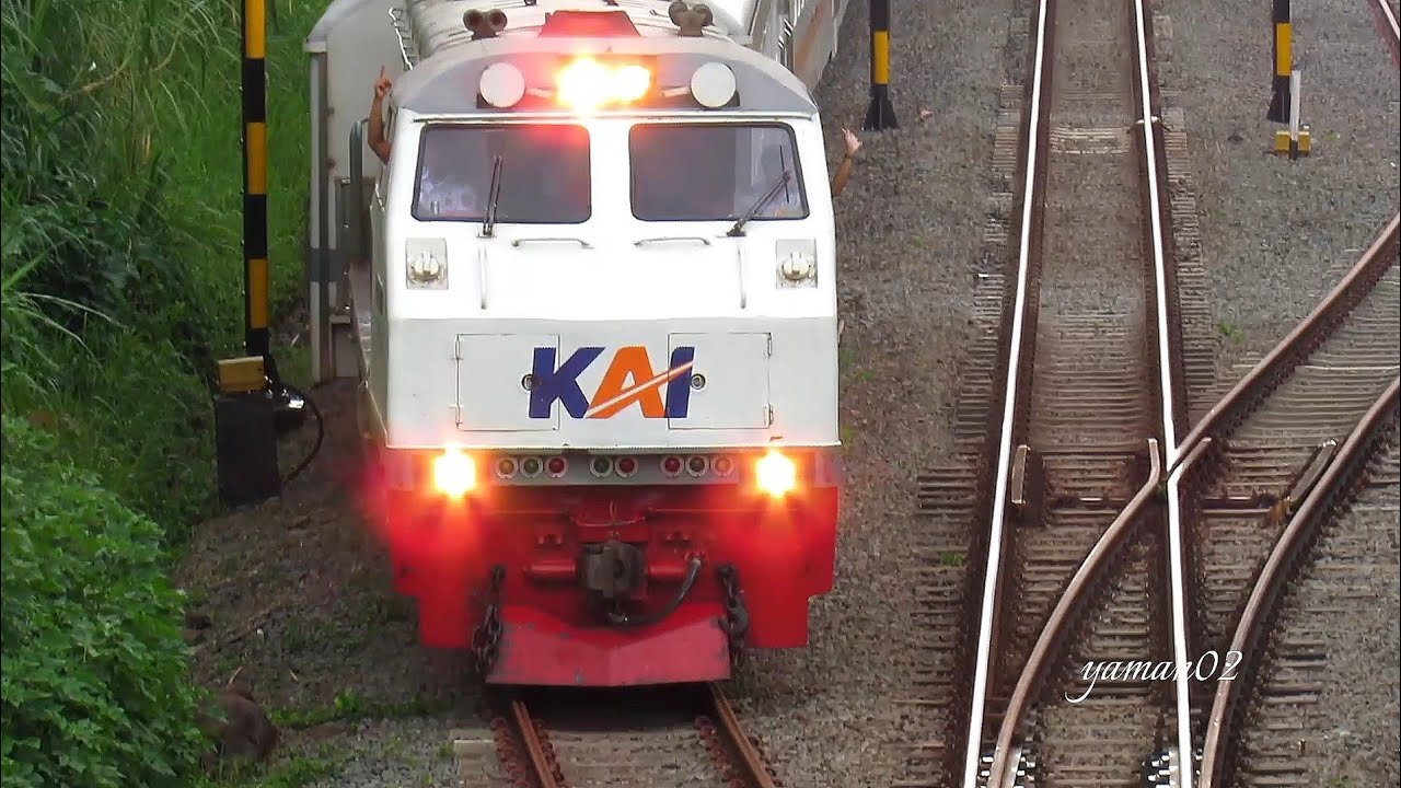 MASINIS KERETA API SERAYU INI MEMBUAT SUASANA SEMAKIN MERIAH DI STASIUN ...