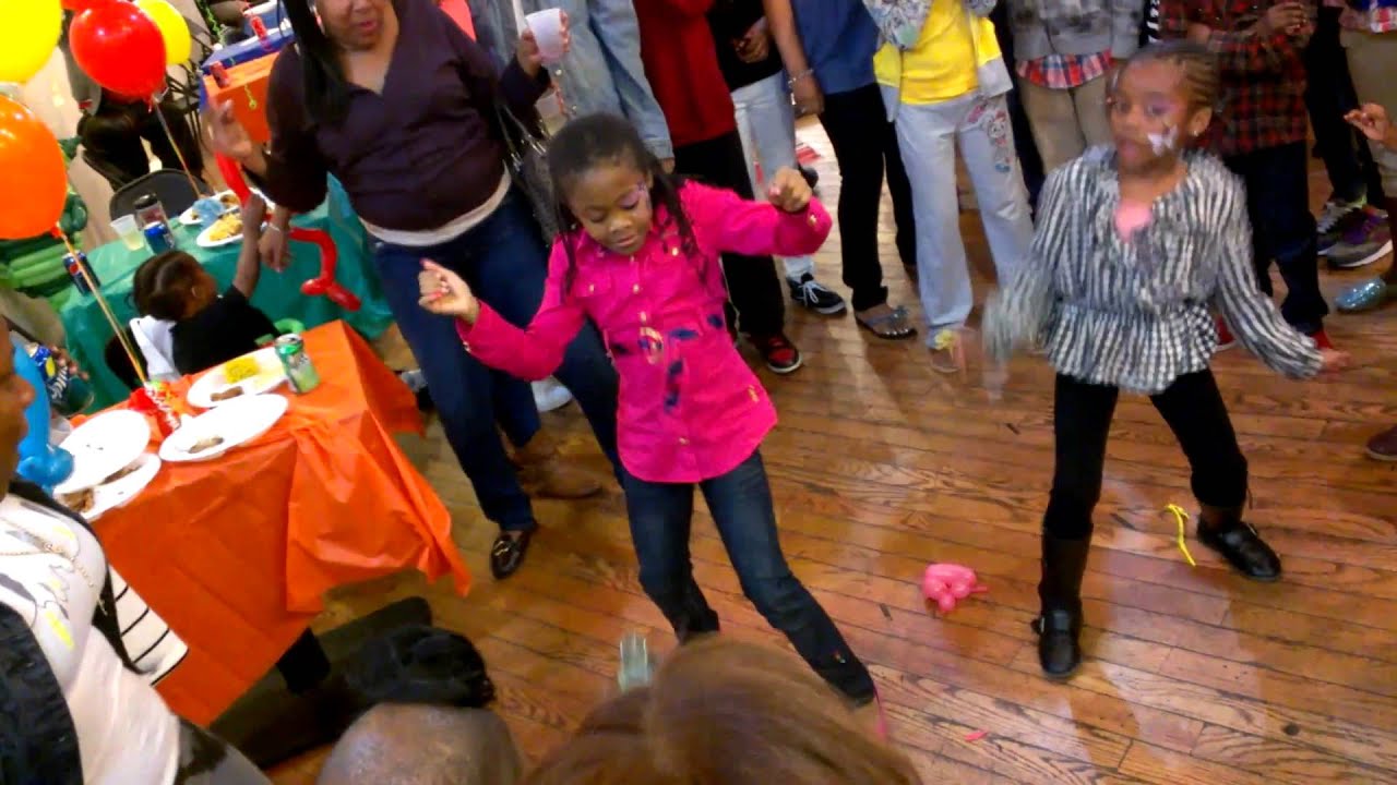 Kids dance of fire. - YouTube