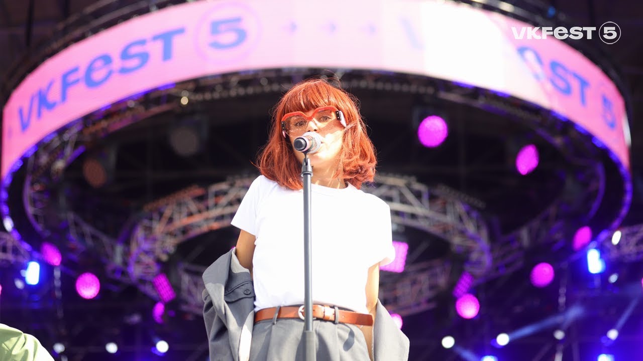 Zivert. LIVE на VK Fest 5 - YouTube
