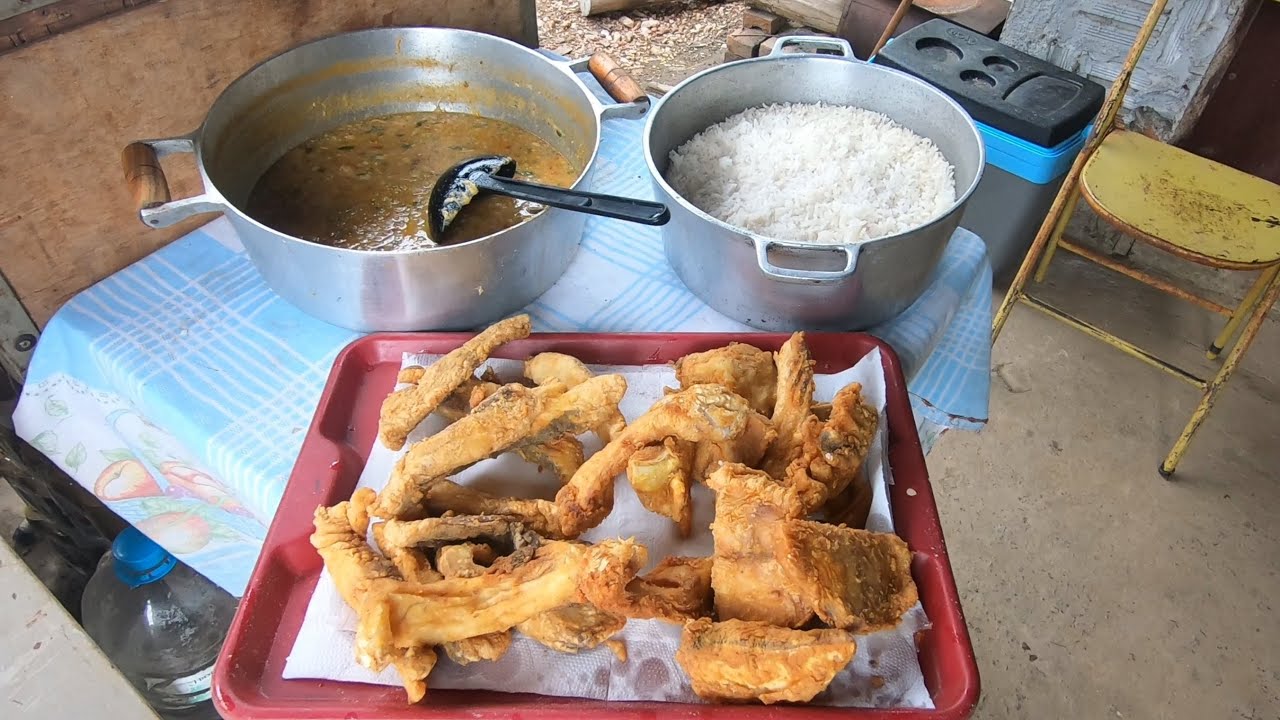 Como preparar um pirão com arroz e peixe frito, na pescaria. E tem as ...