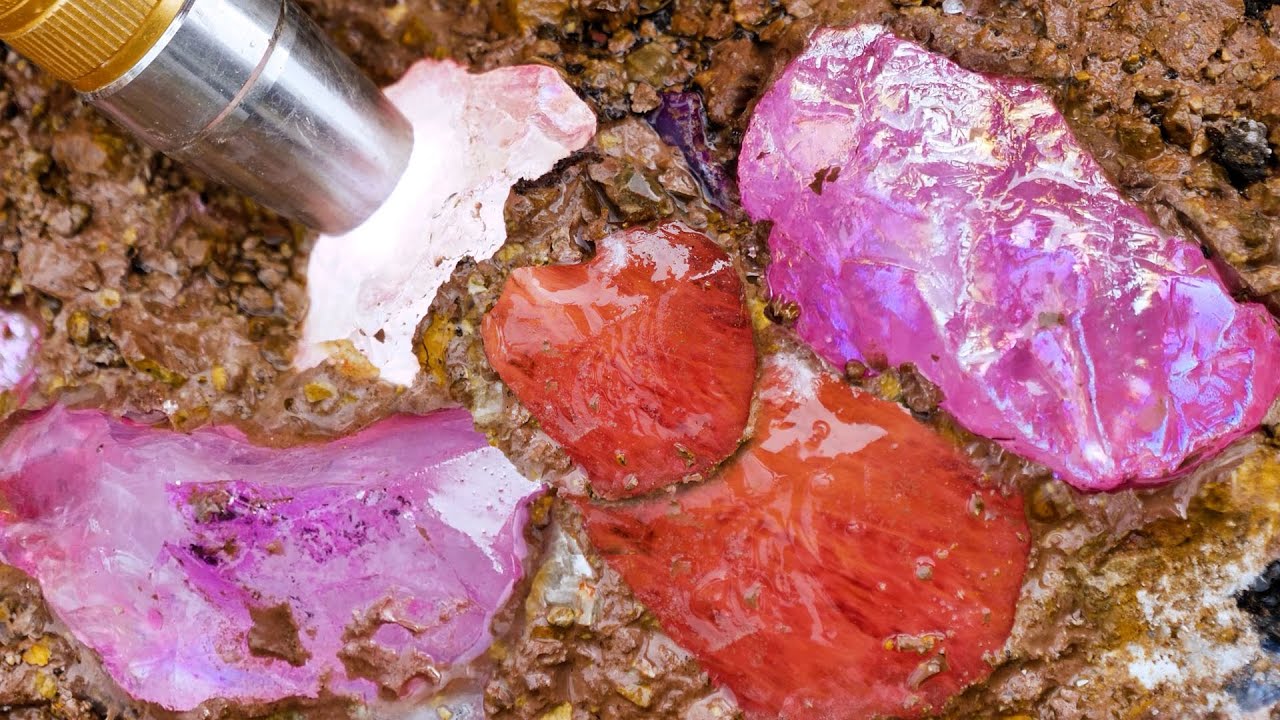 Digging for gemstones in abandoned mining areas and making a fortune ...