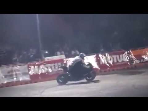 Bu adam çıldırmış olmalı: İnanılmaz motosiklet gösterisi!