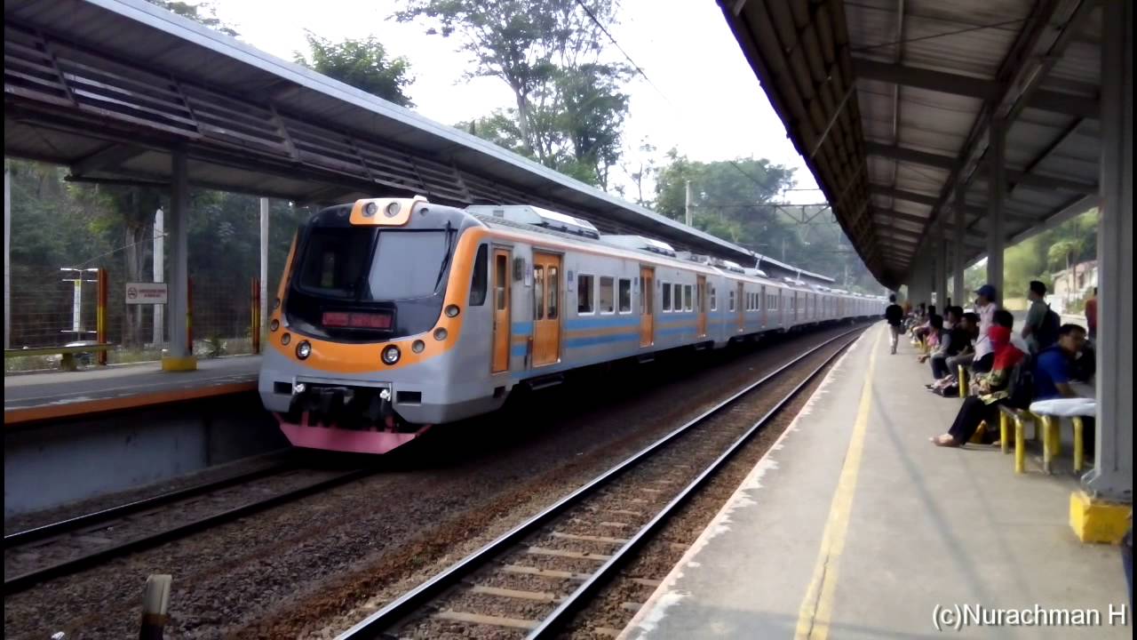 KLB KRL buatan INKA, seri EA202 KfW i9000 melintas langsung stasiun ...