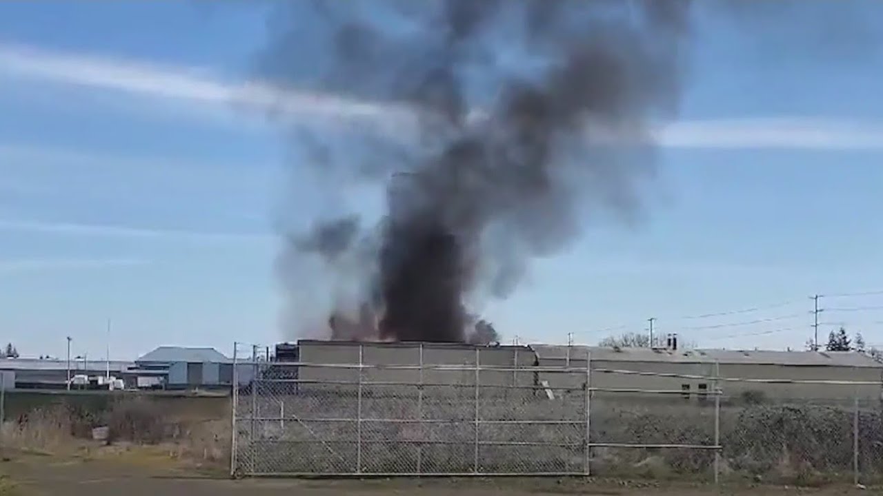 Fire rages at Thunderbolt Racing Fuel in Cornelius - YouTube