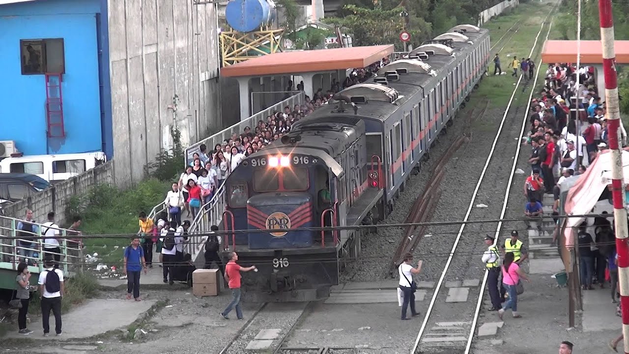 フィリピン国鉄(PNR) 元JR東日本203系 Bicutan駅入線～発車 - YouTube