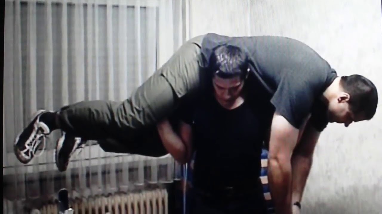 Little man lifts big man - YouTube