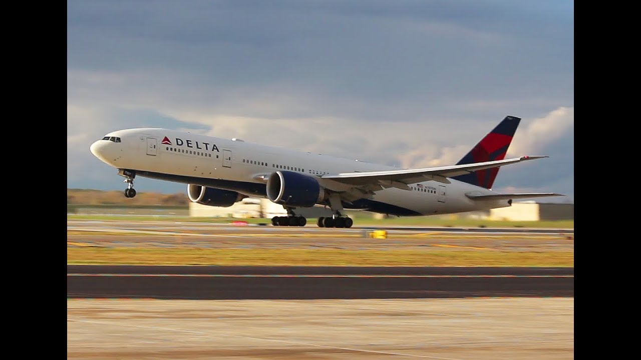 Delta 777LR take off, DTW. - YouTube