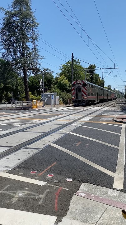 Caltrain Gallery & F40 arriving into Menlo Park - YouTube