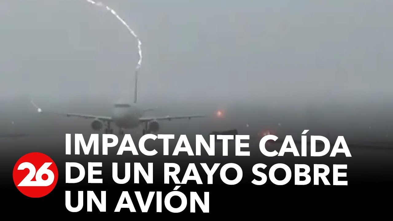 Impactante caída de un rayo sobre un avión que aterrizó en Estados ...