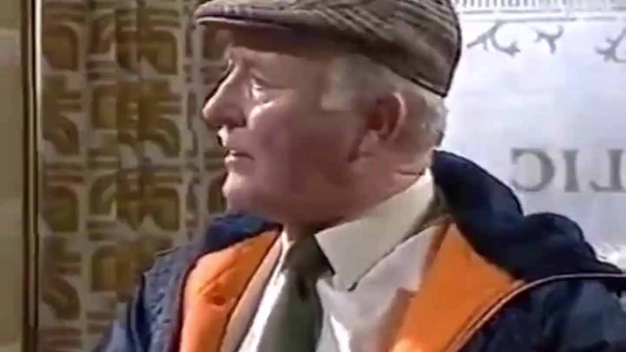 Coronation Street - Fred Gee Vs Percy Sugden (1st February 1984) - YouTube