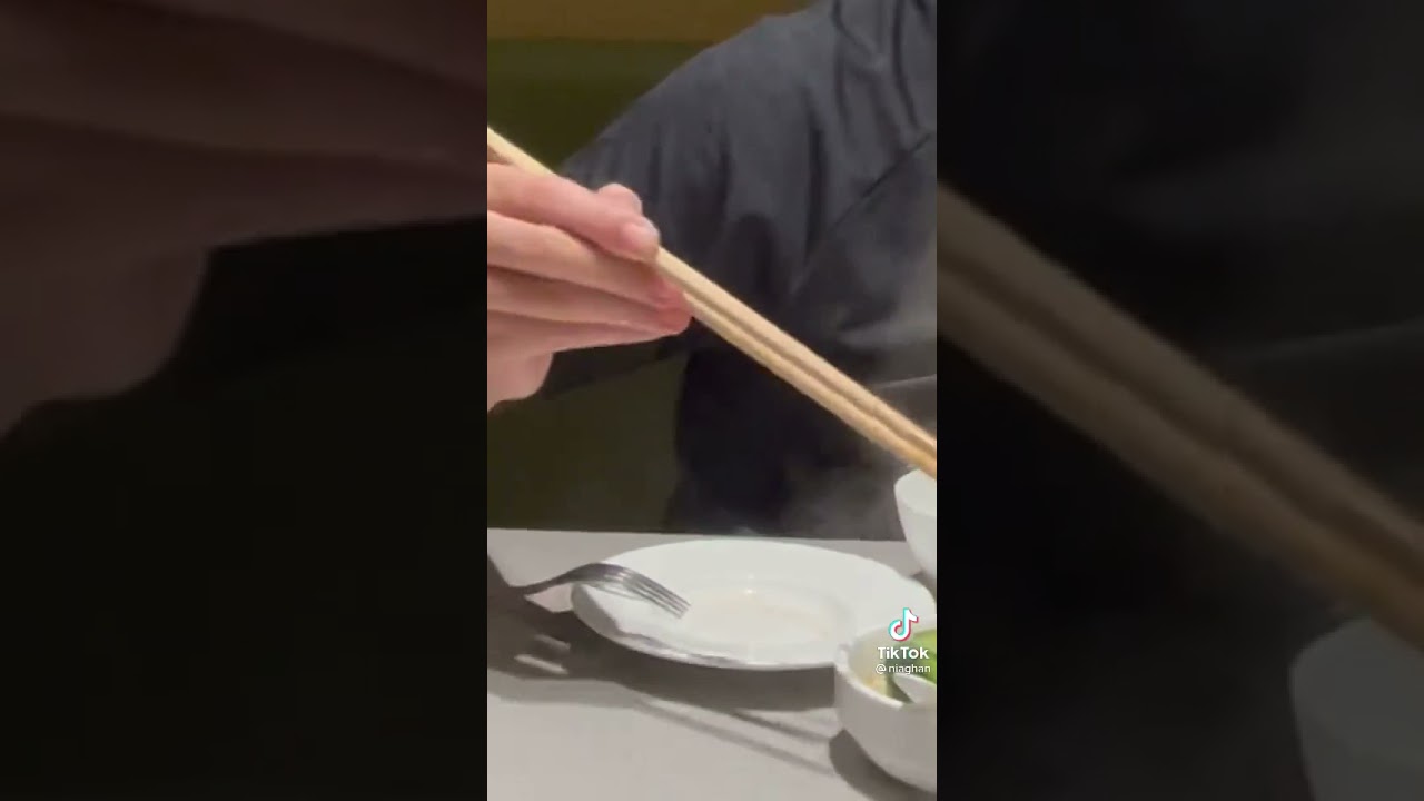 cara makan pakai sumpit dengan baik - YouTube