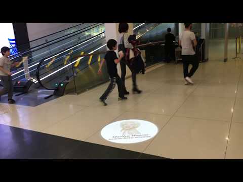 Alışveriş merkezleri Yürüyen merdivenler başına Sıva Altı Armatür ile reklam yansıtın