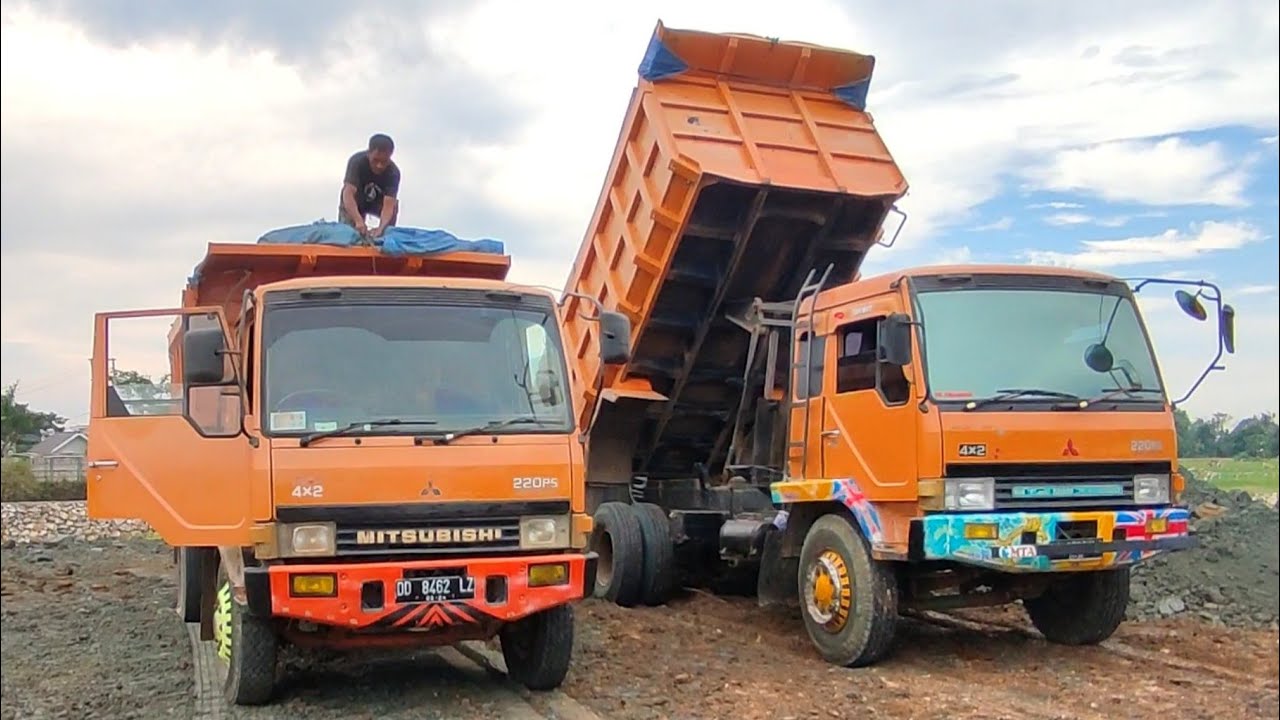 Mobil truk Mitsubishi Fuso 4x2 220 PS Turunkan Muatan Tanah 10 Ton ...