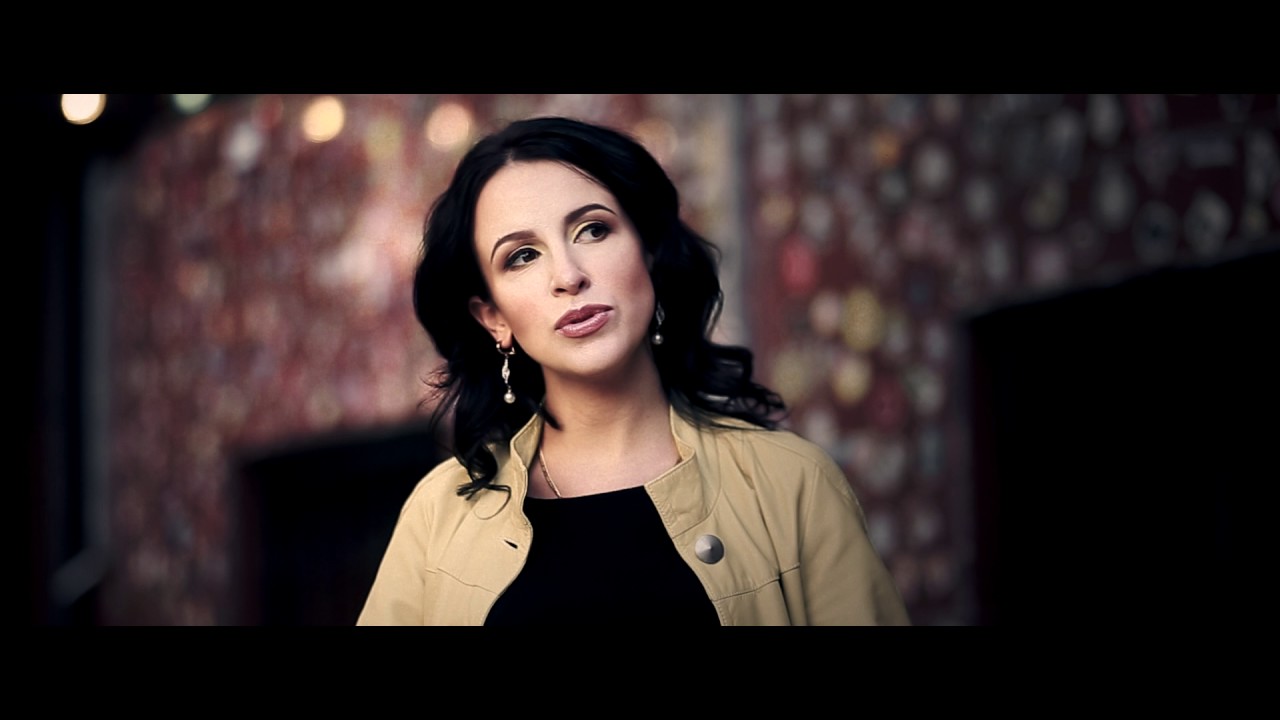 Elena Buga "In ochii tai, mama" (official video) - YouTube