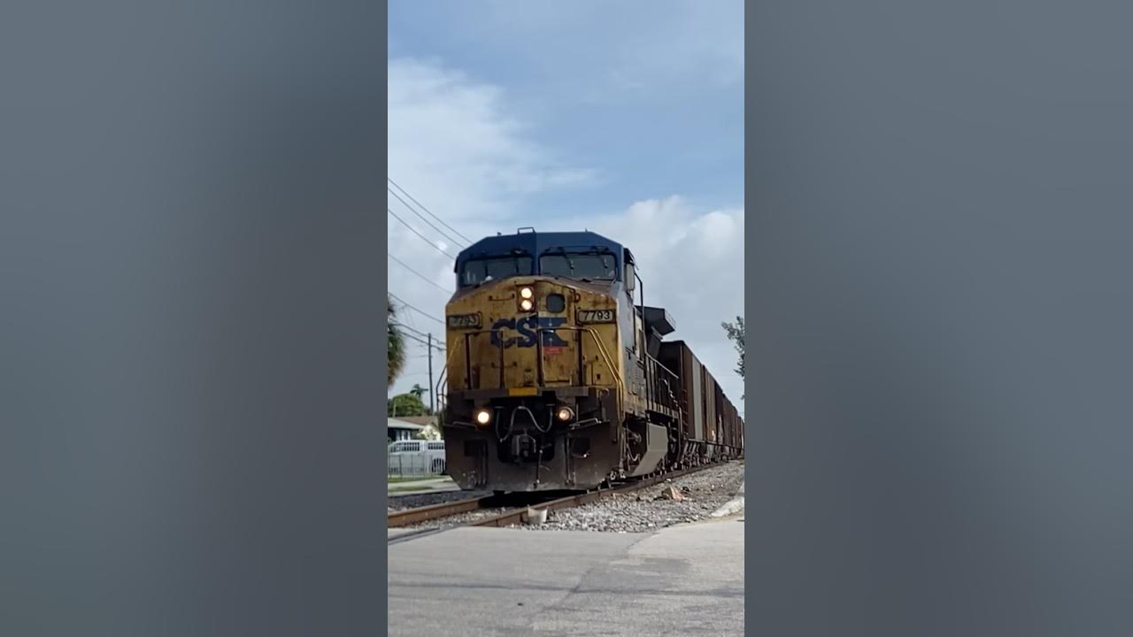 CSX C40-8W 7793 In Original YN2 Paint Leads L789 With Raised Letter K5LA - YouTube