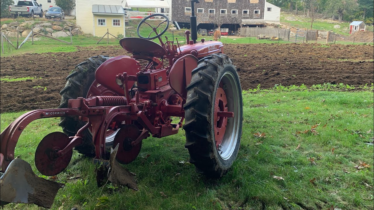 1953 #Farmall #Super_C and C-20 #Fast_Hitch Plow Rolling Dirt (and ...