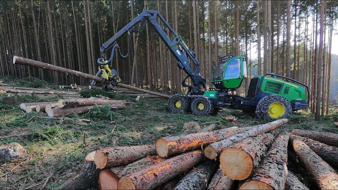 John Deere harvester and forwarder in tracks - YouTube