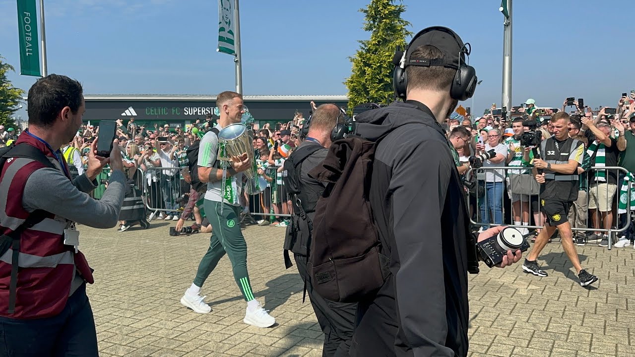 CELTIC TEAM BUS ARRIVING BEFORE THE TROPHY DAY (CELTIC V ST MIRREN ...