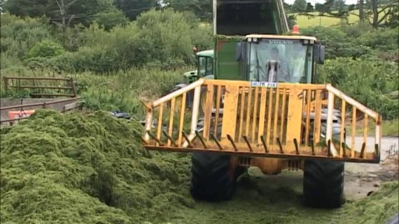 Volvo L110F pushing up - YouTube