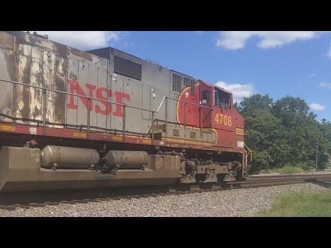 BNSF 4708 & 6690 Lead a Z-Train, Galesburg, IL - YouTube