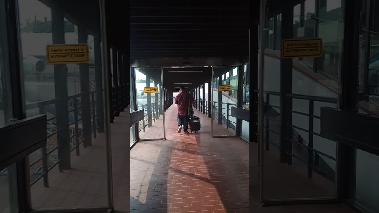 Pintu Kaca otomatis BFT di Bandara Soetta - YouTube