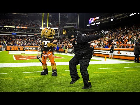 Hilarious NFL Parabolic Mic Holder's Surprising Dance After Cleveland Browns Mascot Taunts Him!