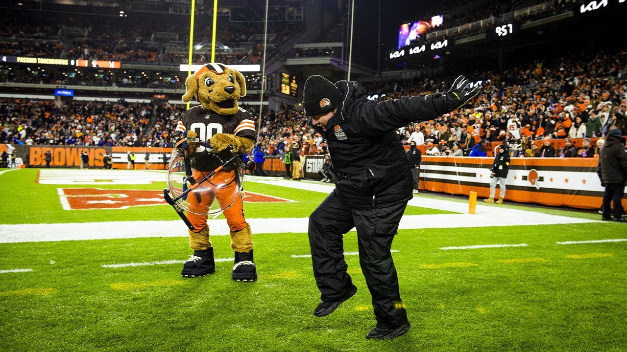 Hilarious NFL Parabolic Mic Holder's Surprising Dance After Cleveland ...