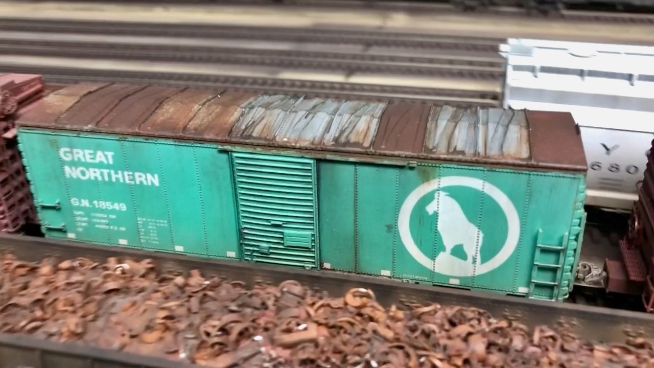 Showcasing Joe Green's boxcar roof weathering on his HO C&O train ...