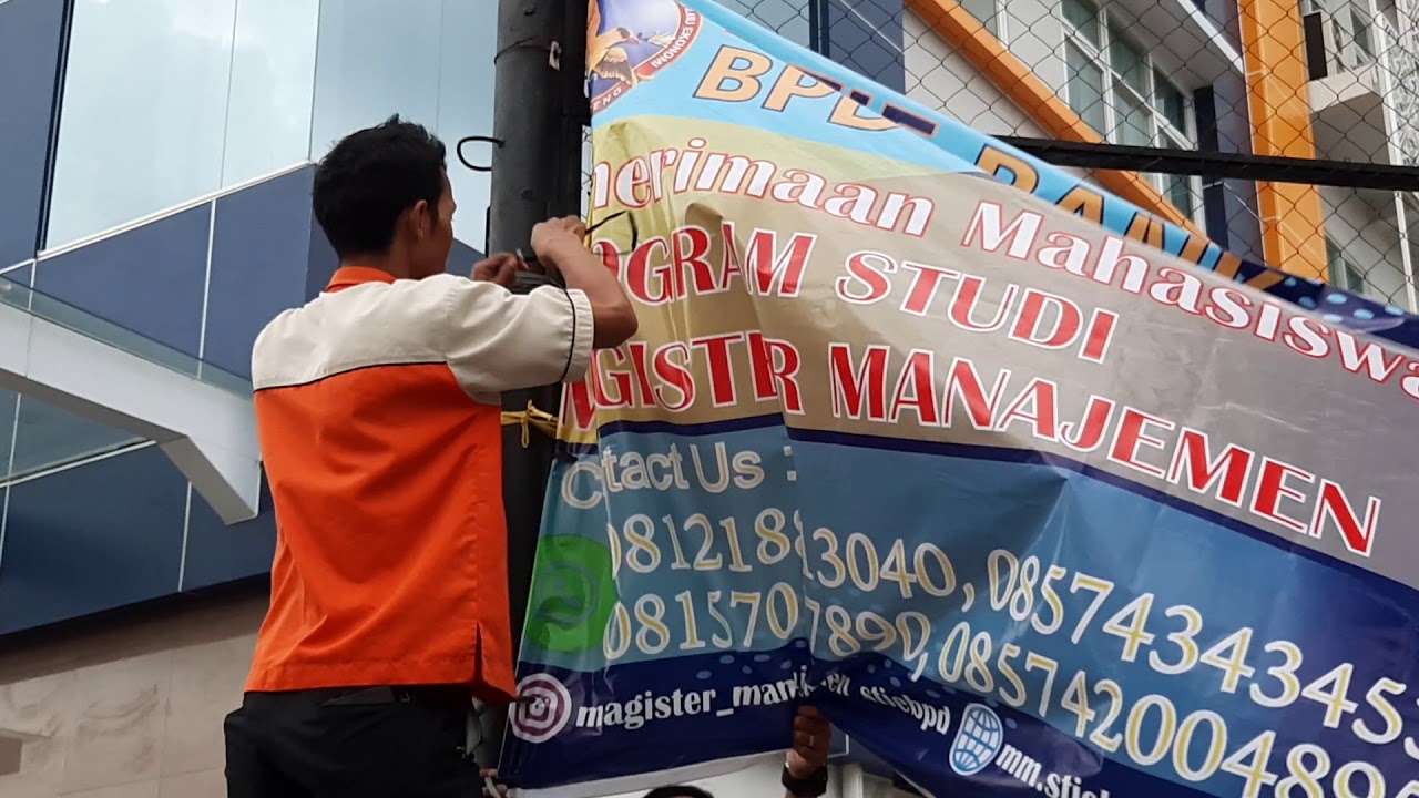 CARA MEMASANG SPANDUK MMT BESAR PADA TIANG DI PINGGIR JALAN - YouTube