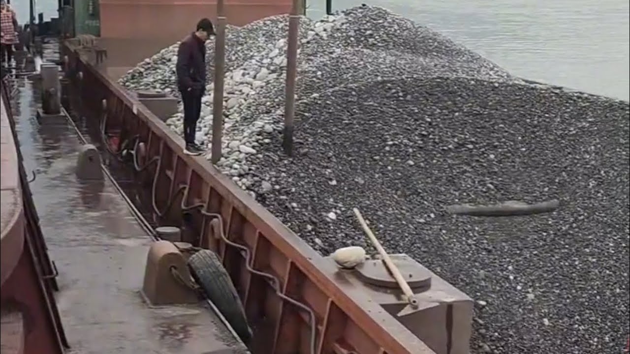 Barge unloading 3700 tons of cobblestone! cobblestone flow helps you ...