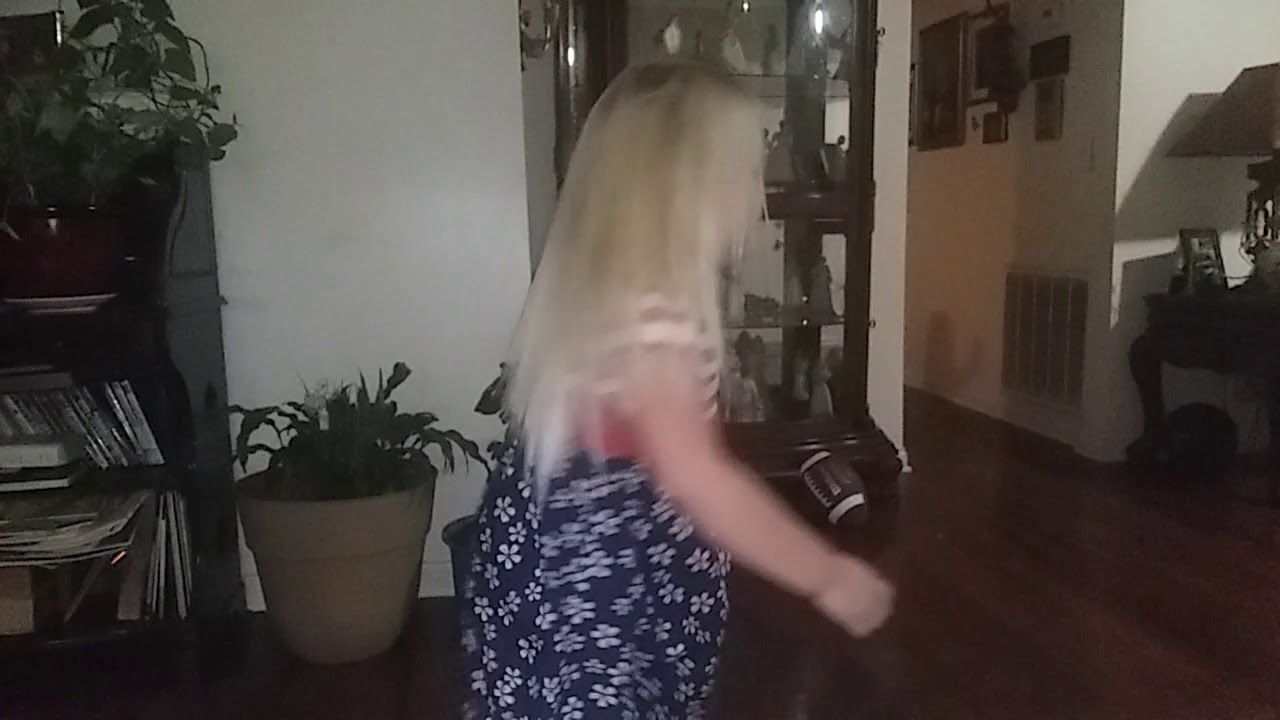 Willow and Riley dancing - YouTube