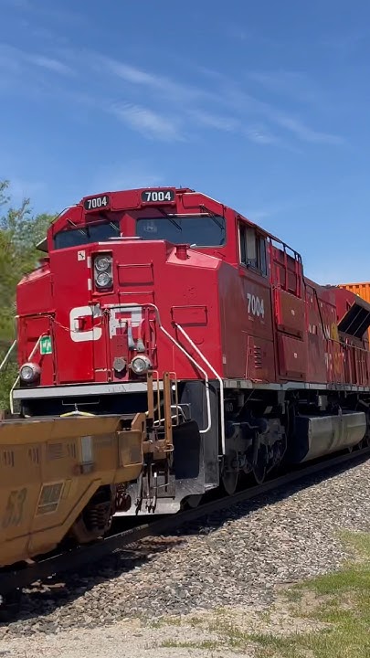 CP 7004 pushes CPKC 149 through Lake Forest - YouTube