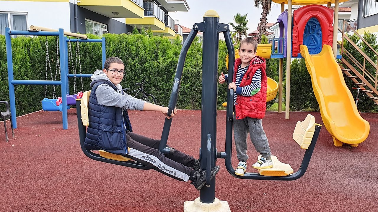 Berat ve Buğra ile Parkta Yerden Yüksek Oynadık - YouTube