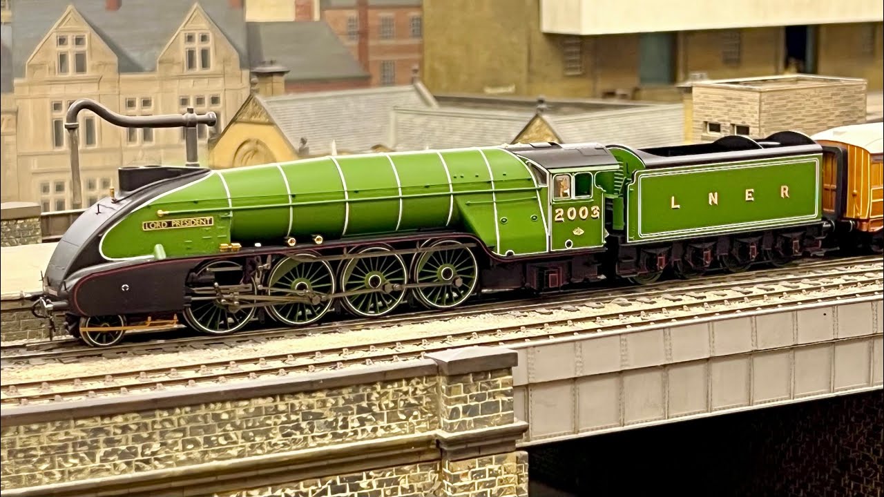 Hornby LNER P2 class 2003 "Lord President" running on Dewsbury Midland ...