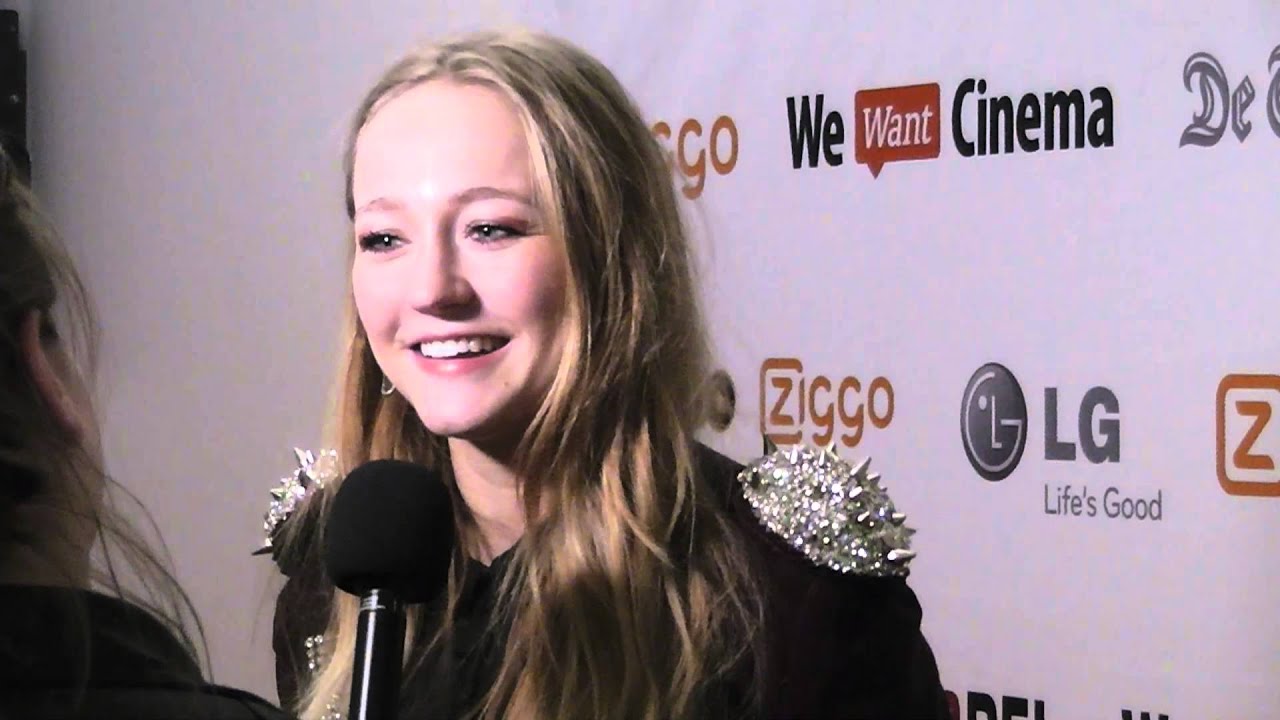 caroline spoor (ex gtst) bij de filmpremiere steekspel - YouTube