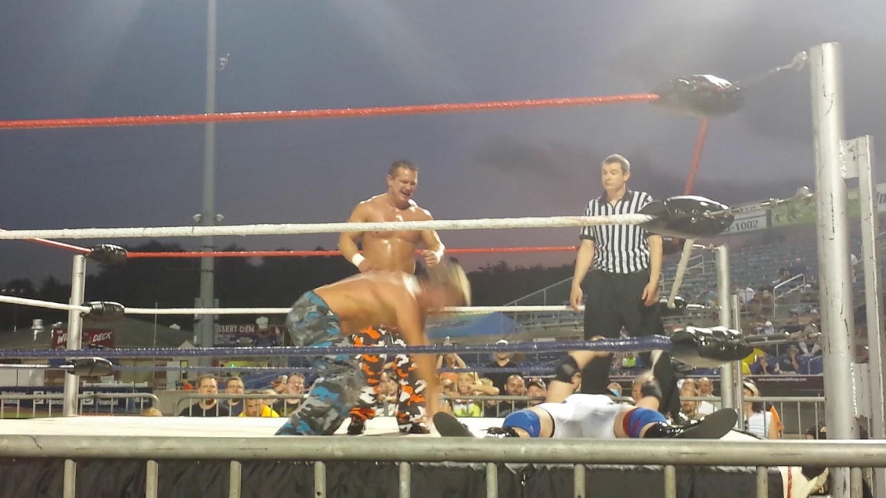 WWE Too Cool Scottie 2 Hotty doing the Worm at indy wrestling show 2015 ...