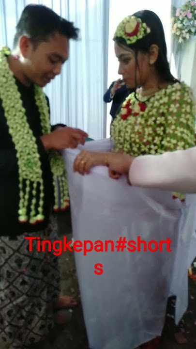 tradisi jawa tingkepan 7 bulanan memecah telur - YouTube