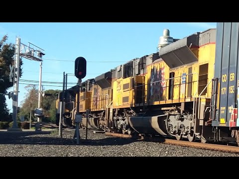 UP 8552 leads a northbound freight train with a All SD70ACE consist - YouTube