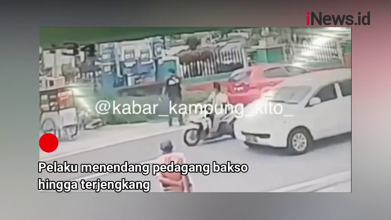 Rekaman Video Pengemudi Mobil Tendang Tukang Bakso Hingga Terjengkang