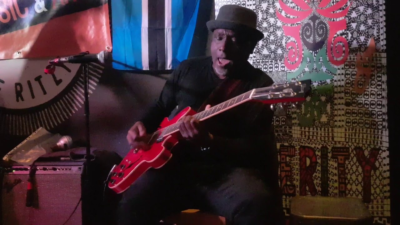 Aubrei Woki and Kalahari band - YouTube
