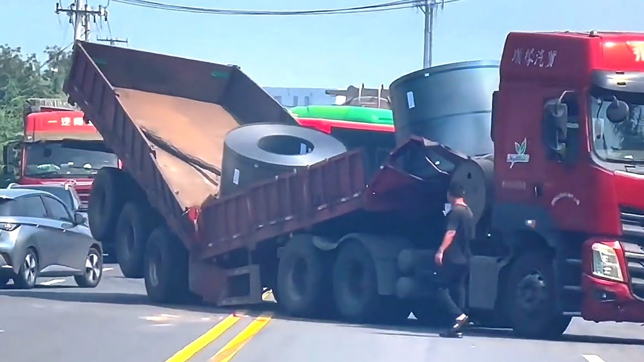 Truck fail compilation【E29】--Pure sound compilation of trucks fails,Top dangerous moments of ...