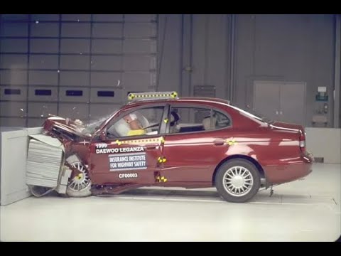 1999 Daewoo Leganza moderate overlap IIHS crash test (HQ) (short clip ...